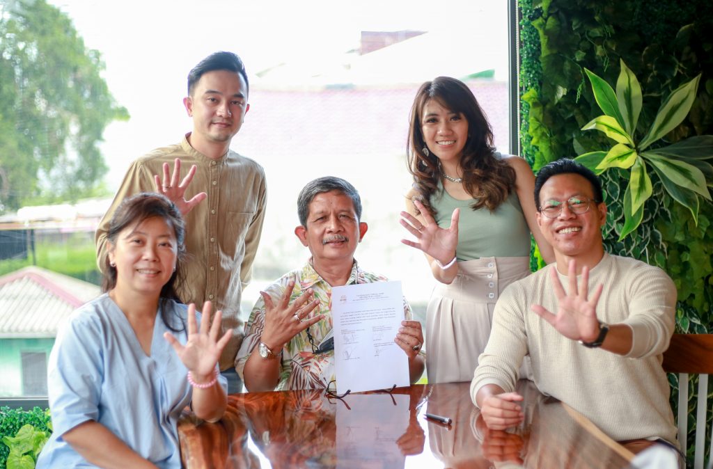 Helping Indonesia – Helping Indonesia – We share because we can